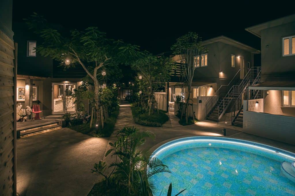 「MAEDA BEACH HOTEL」ホテルのプール - LEDテープライト照明器具専門メーカー | 富士メディシィエライティング