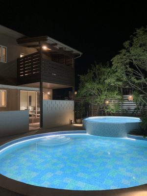 「MAEDA BEACH HOTEL」ホテルのプール - LEDテープライト照明器具専門メーカー | 富士メディシィエライティング