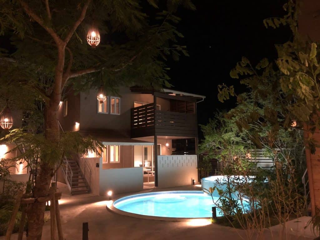 「MAEDA BEACH HOTEL」ホテルのプール - LEDテープライト照明器具専門メーカー | 富士メディシィエライティング